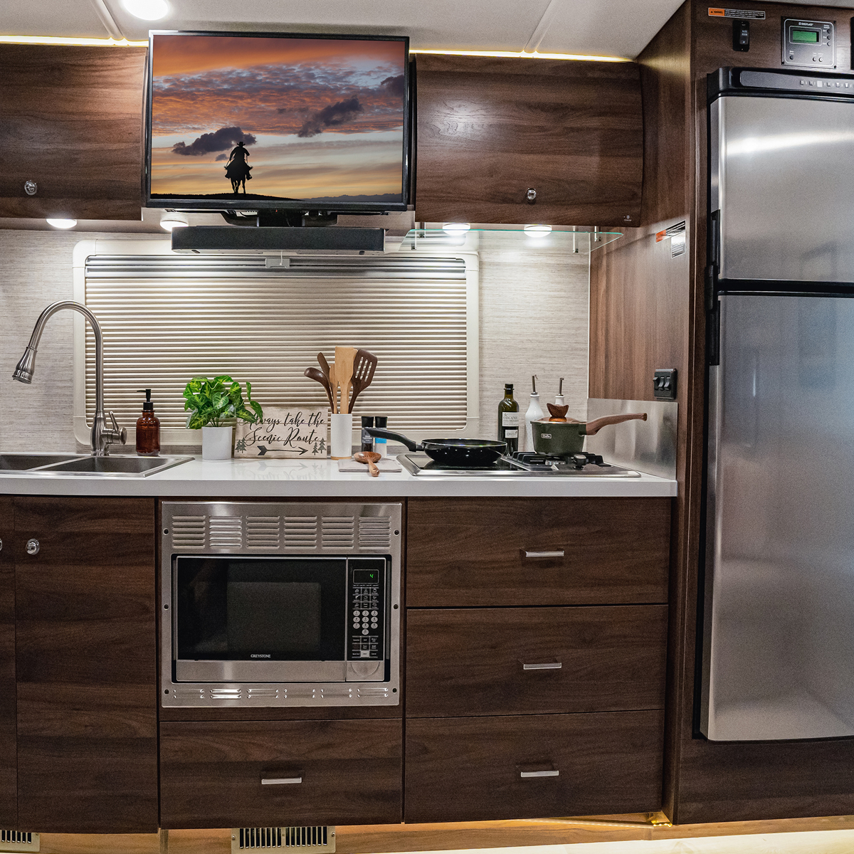 The Winnebago View and Navion: Luxuriously Efficient. Efficiently ...