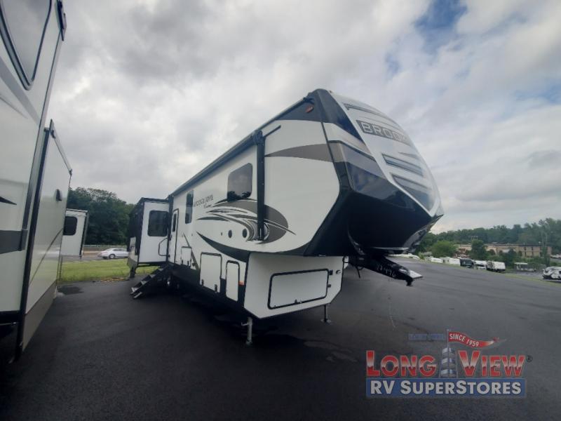 Fifth Wheels For Sale: 2 RVs that Sleep 8+ - LongviewRV Blog