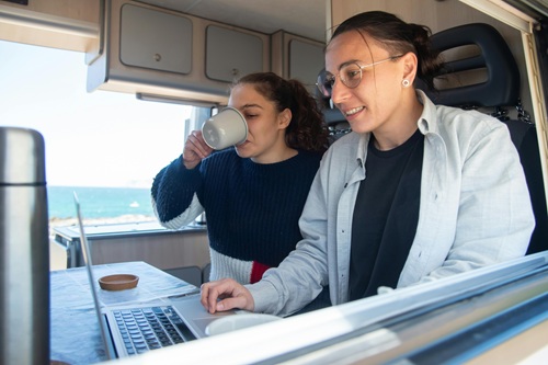Campfires and Wi-Fi: How Tech is Revolutionizing the RV Camping Experience