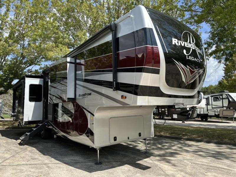 RiverStone Fifth Wheel Review: 2 Floor Plans Loaded with Luxury - RVs ...